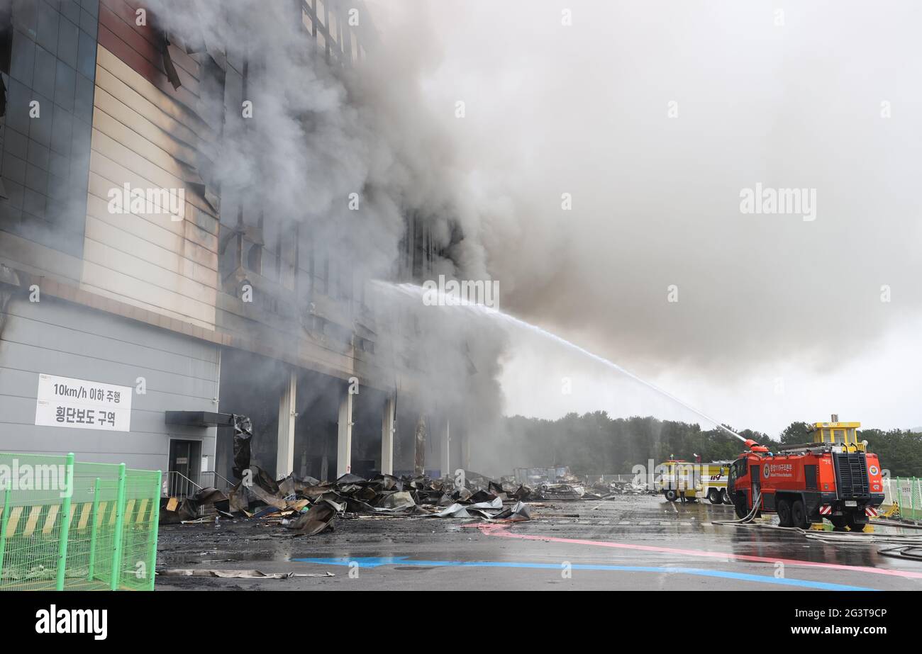 Seoul, Korea. June 18, 2021: 18th June, 2021. Fire at logistics center ...