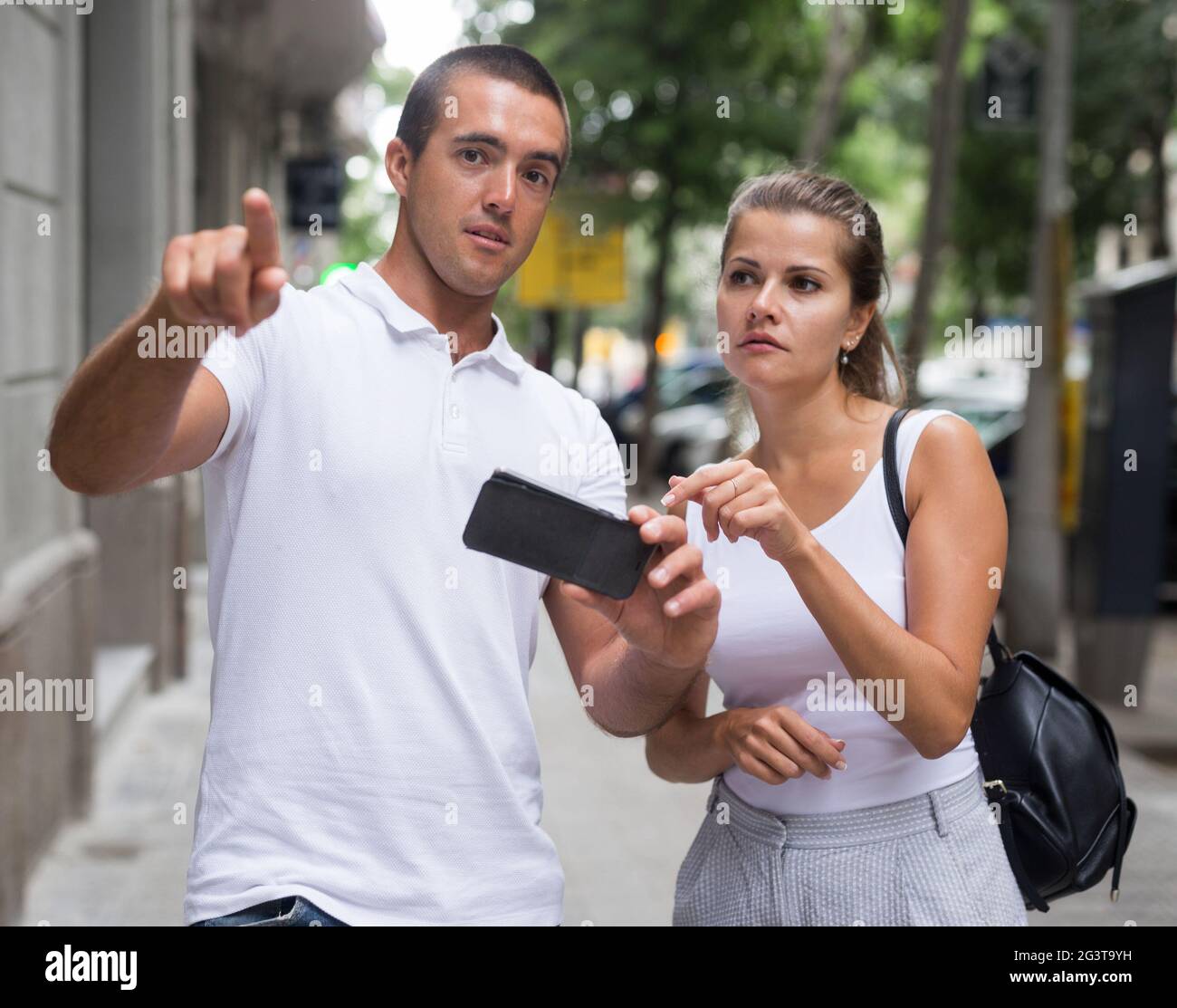 Helping tourist map hi-res stock photography and images - Alamy