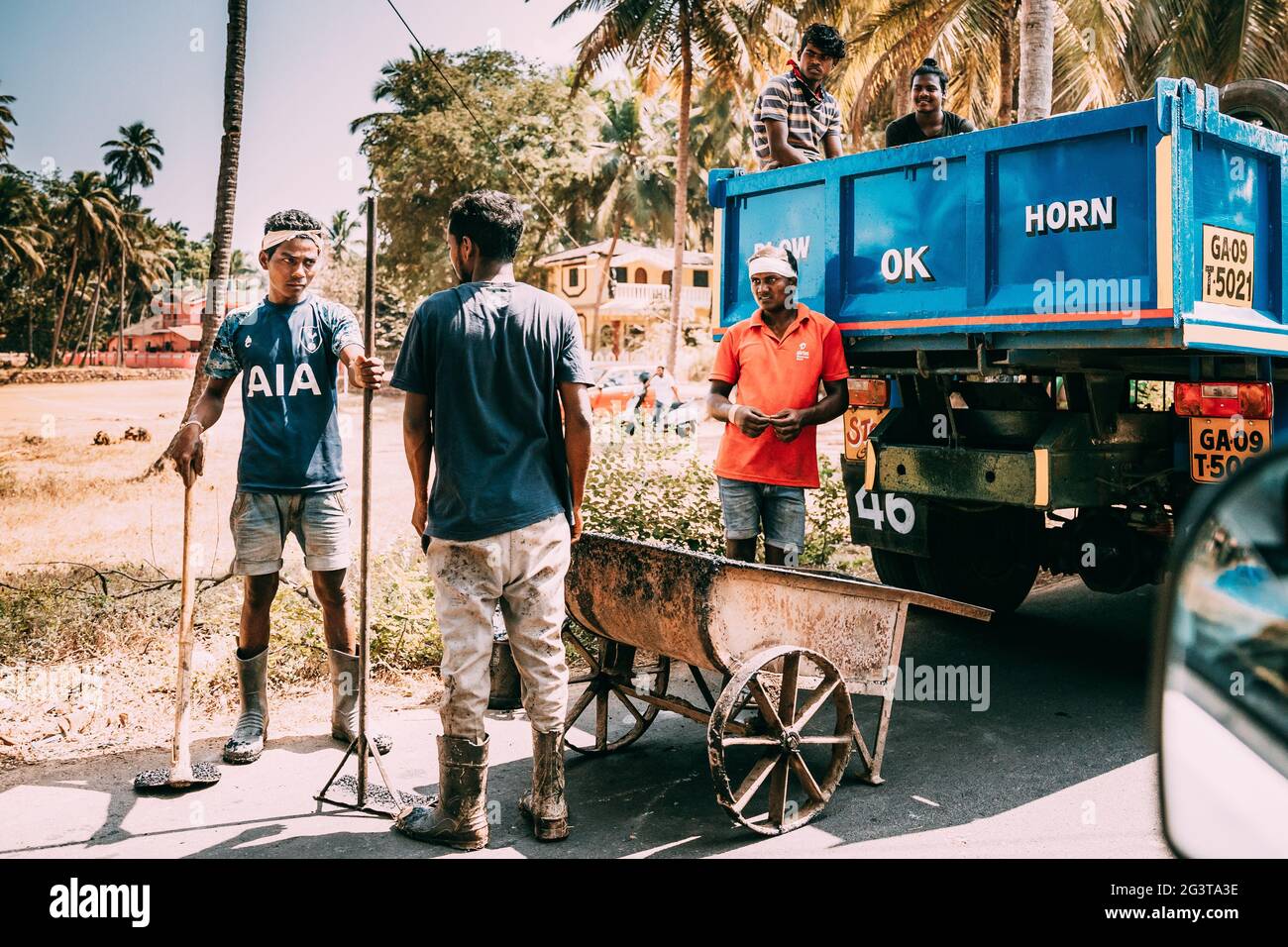 Indian road construction workers hi-res stock photography and images ...