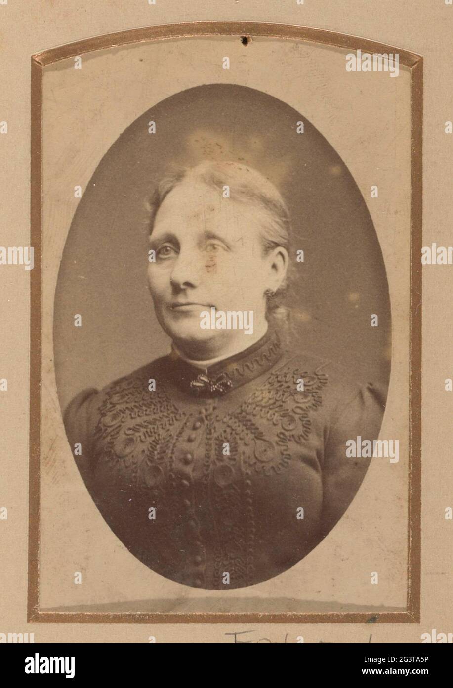 Portrait of a woman. Part of album with 28 photos of a Dutch-Surinamese ...