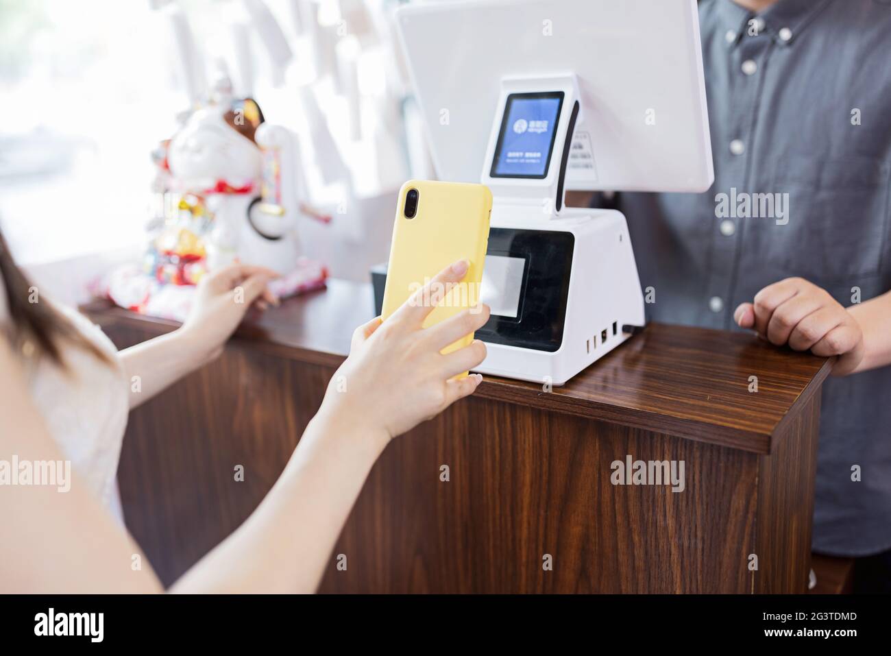 Man cashier convenience store hi-res stock photography and images - Alamy