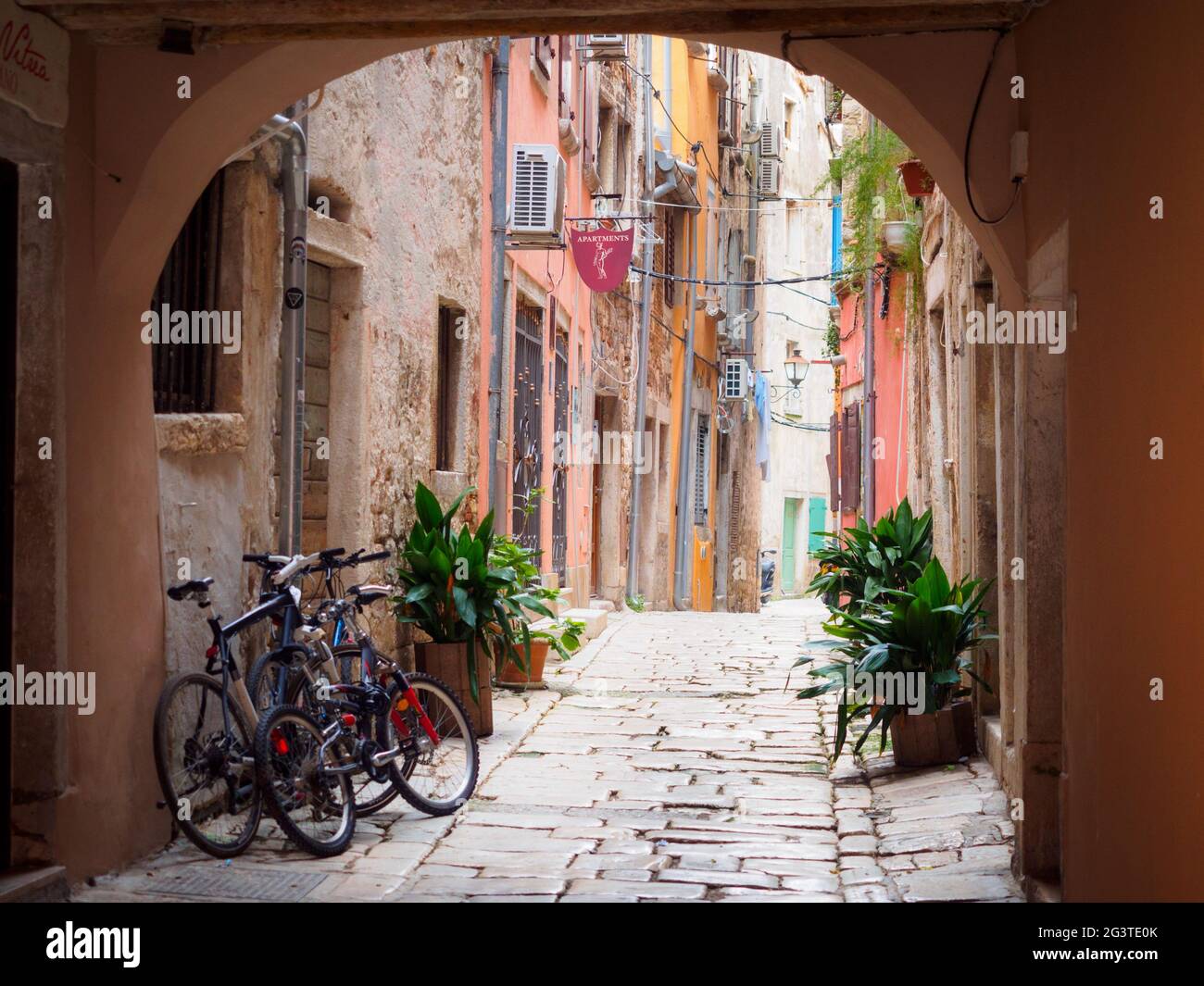 Old town back alley hi-res stock photography and images - Alamy
