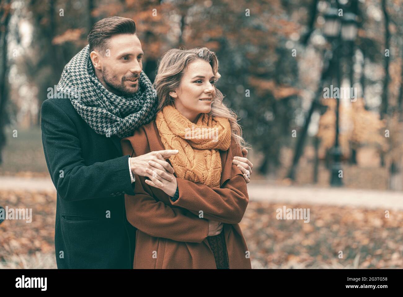 Man standing behind woman hi-res stock photography and images - Alamy