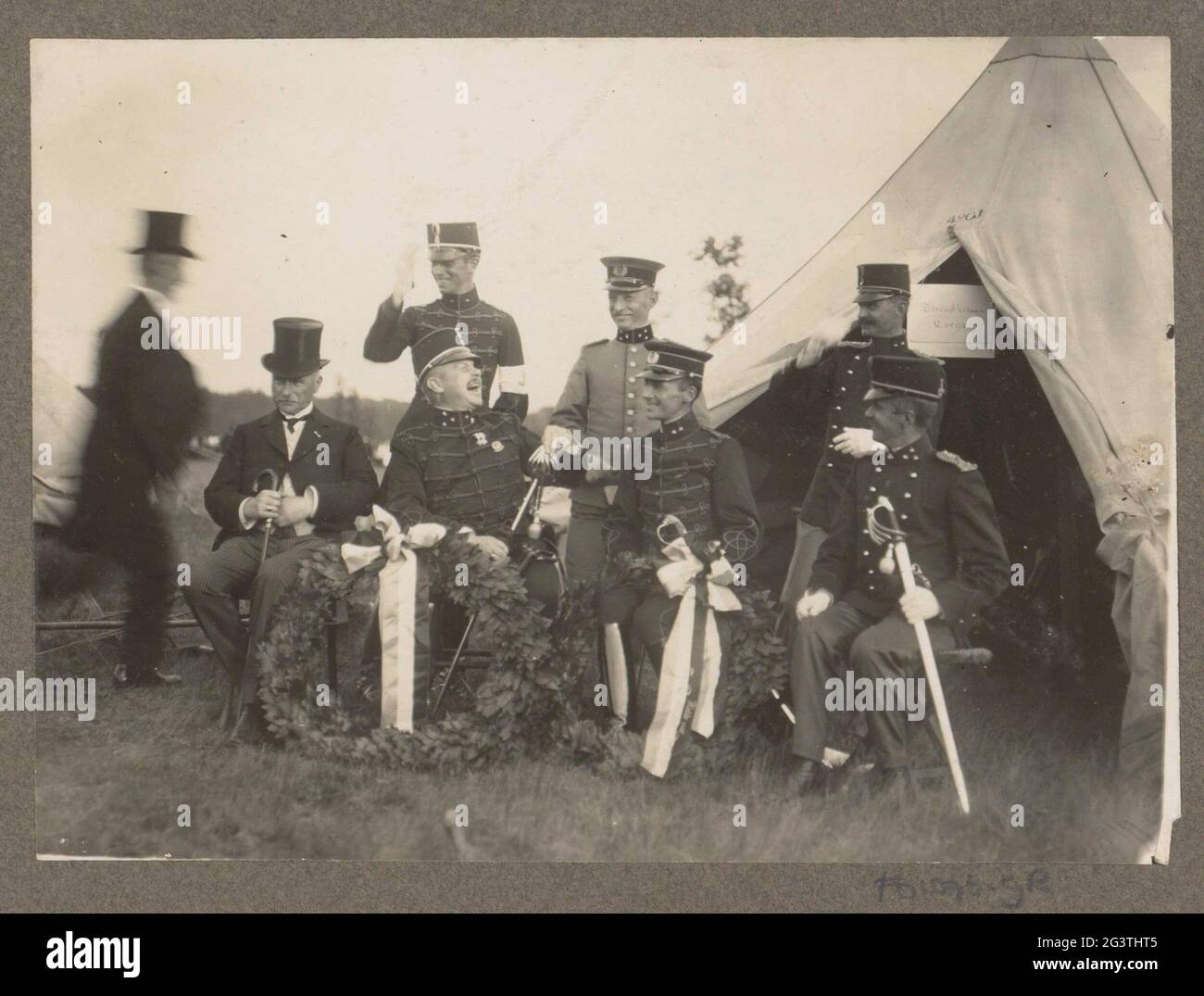 Equestrian scene on Royal Hunting Het Loo: Smiling soldiers for a tent ...