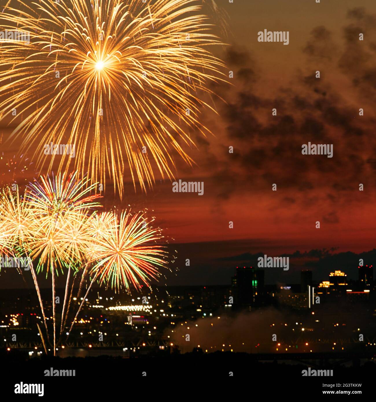Burst red fireworks night hi-res stock photography and images - Alamy