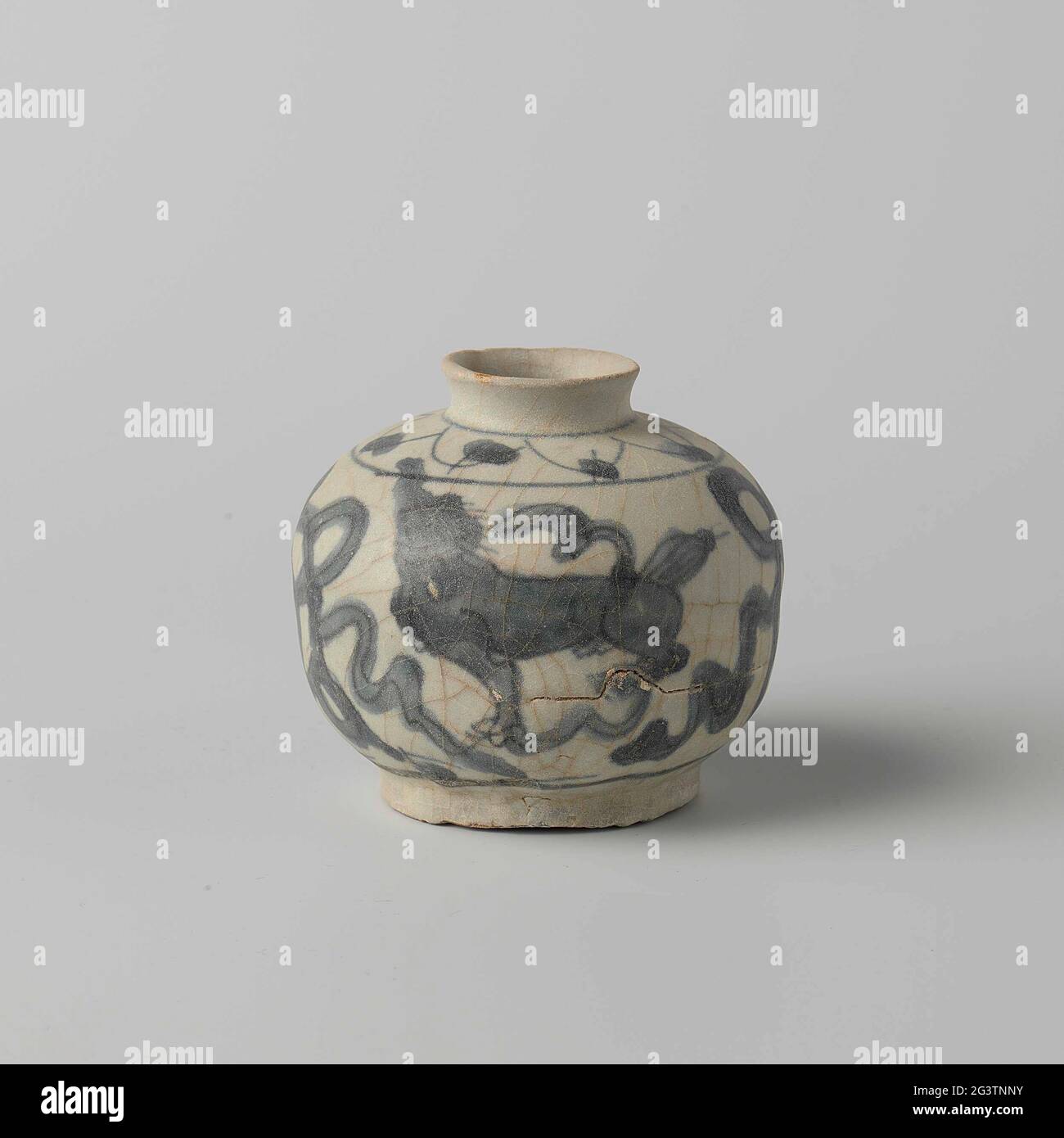 Swatow vase from v.O.c.-ship the 'white lion'. Fully preserved vase ...