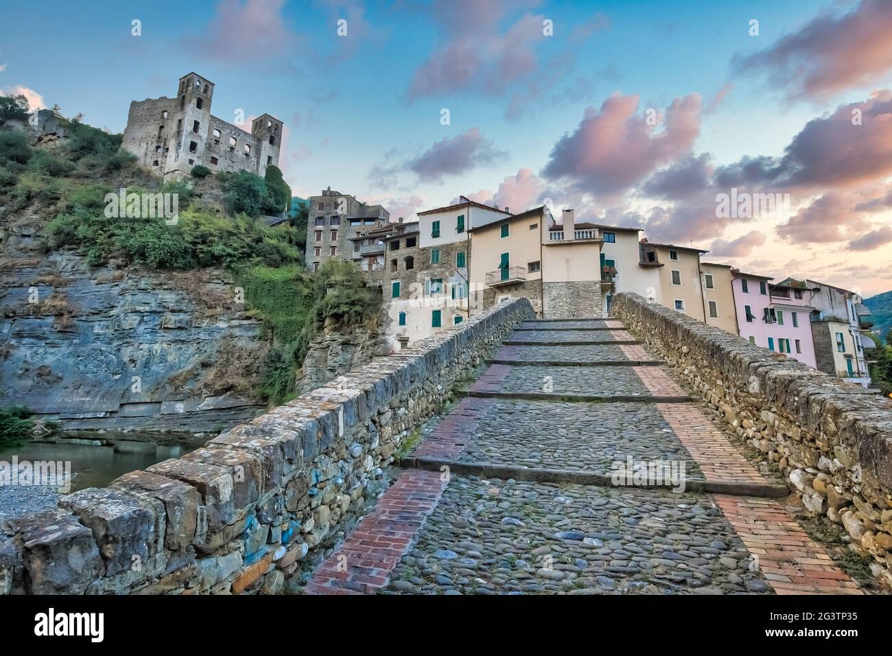 Ancient italian stone arch bridge hi-res stock photography and images ...