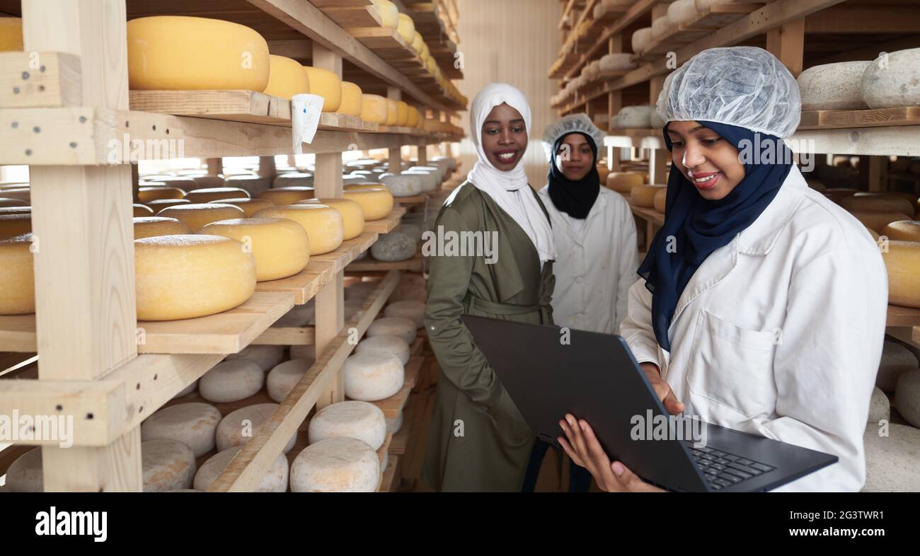 Saudi arabia food worker hi-res stock photography and images - Alamy