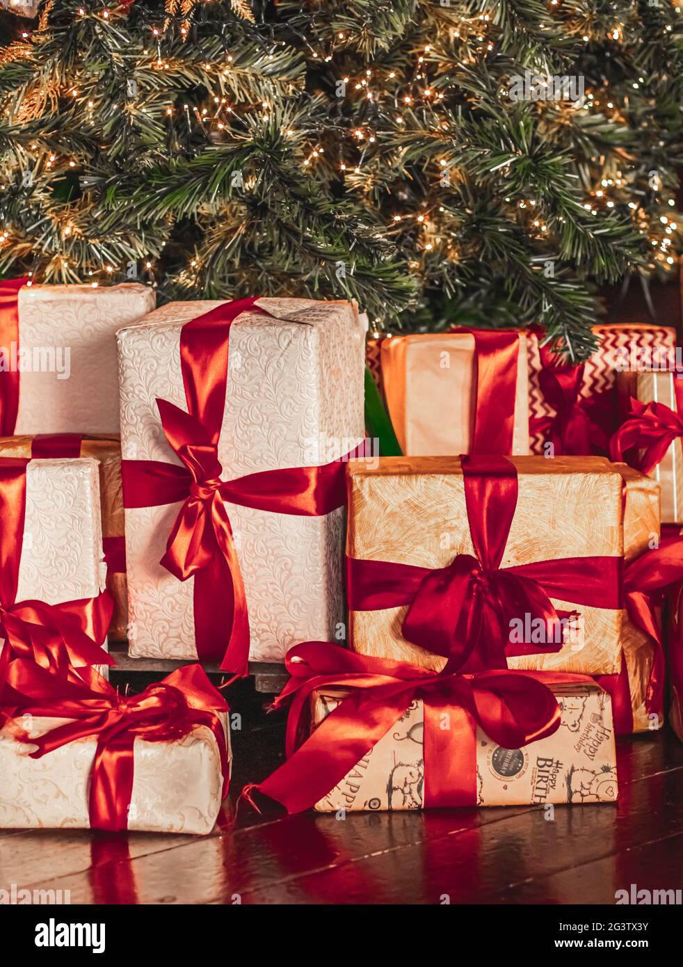Gift boxes and traditional Christmas tree, wrapped presents and decor ...