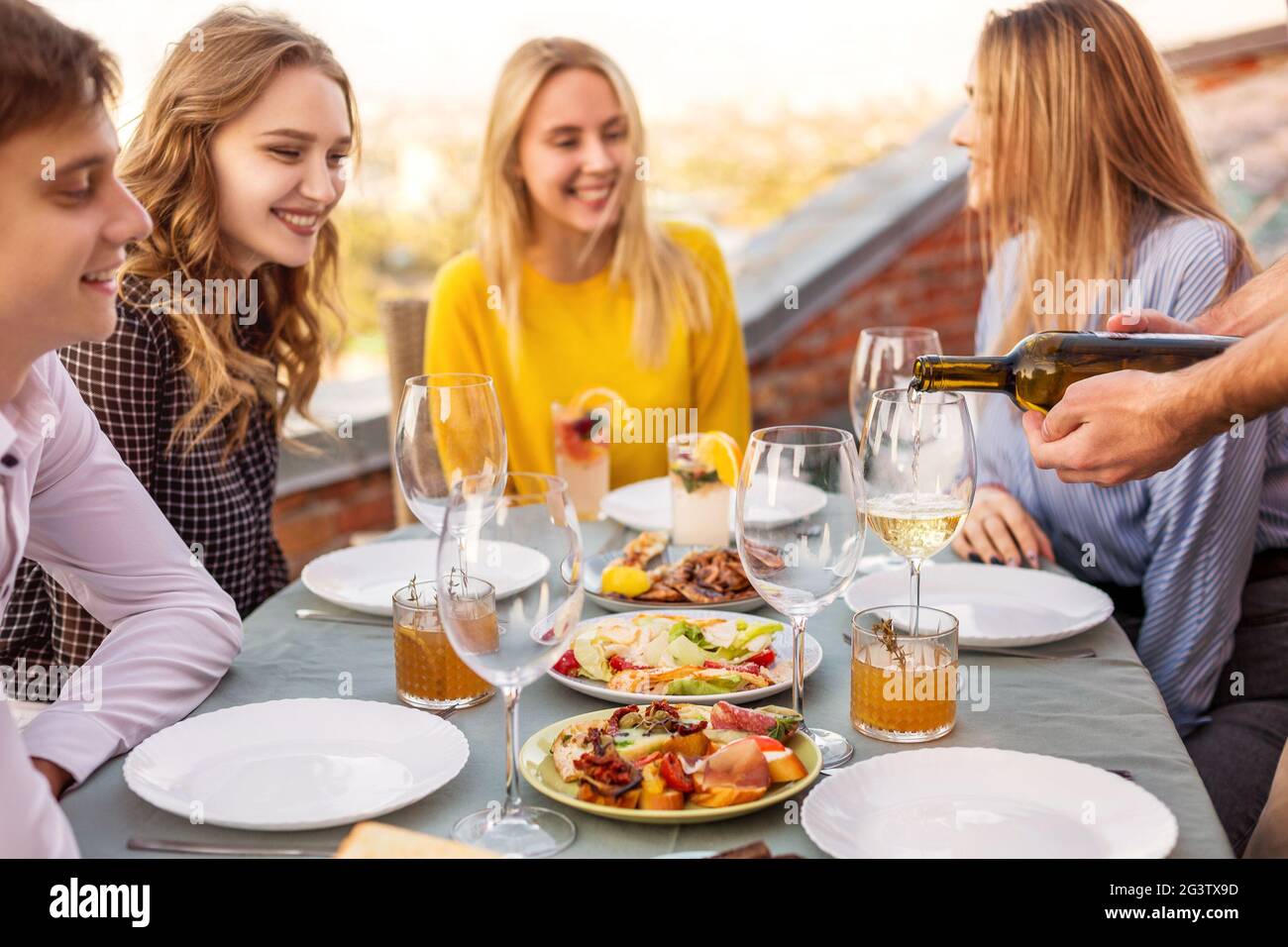 Friends waiting hi-res stock photography and images - Alamy