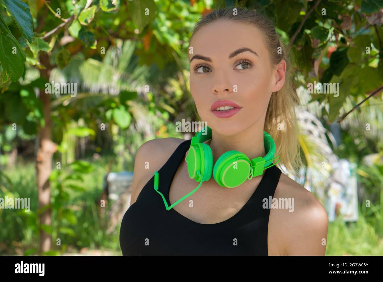 Woman fitness beach happy hi-res stock photography and images - Alamy