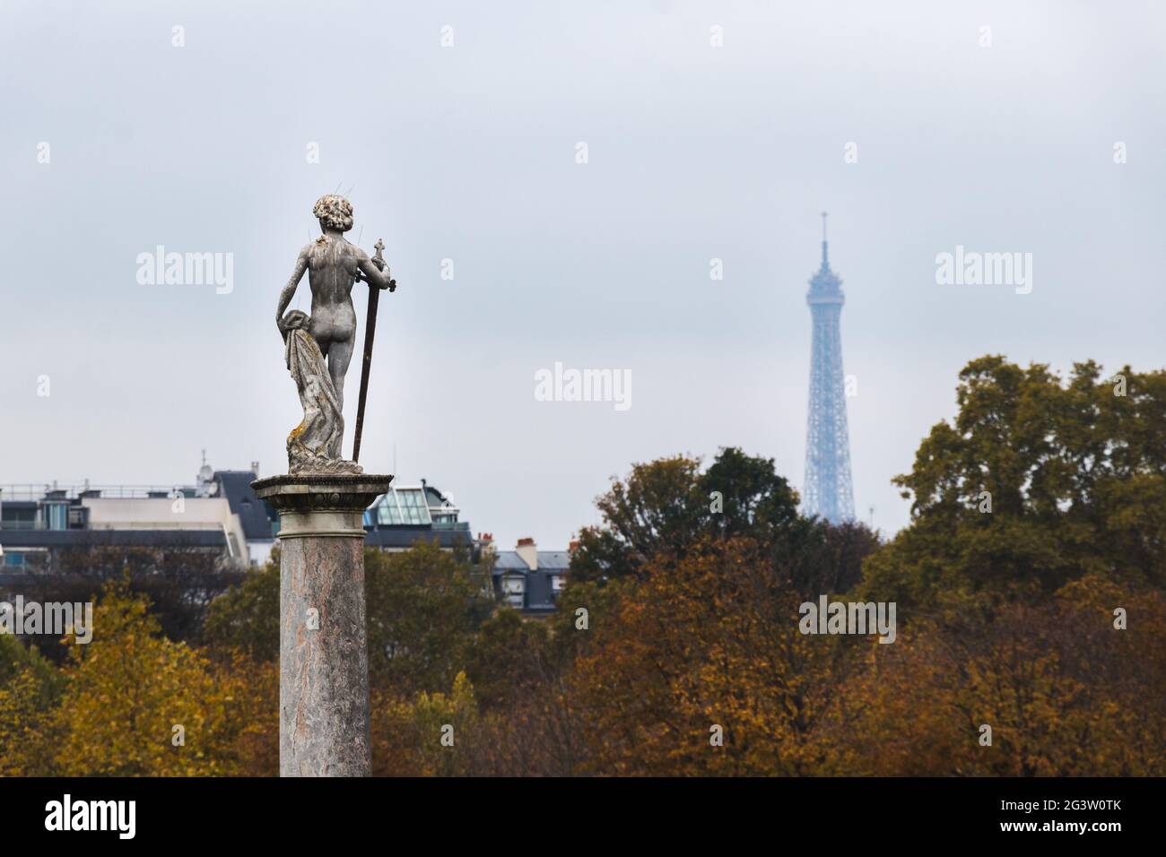 Angel statue with the Eiffel Tower in the background in Paris, France ...