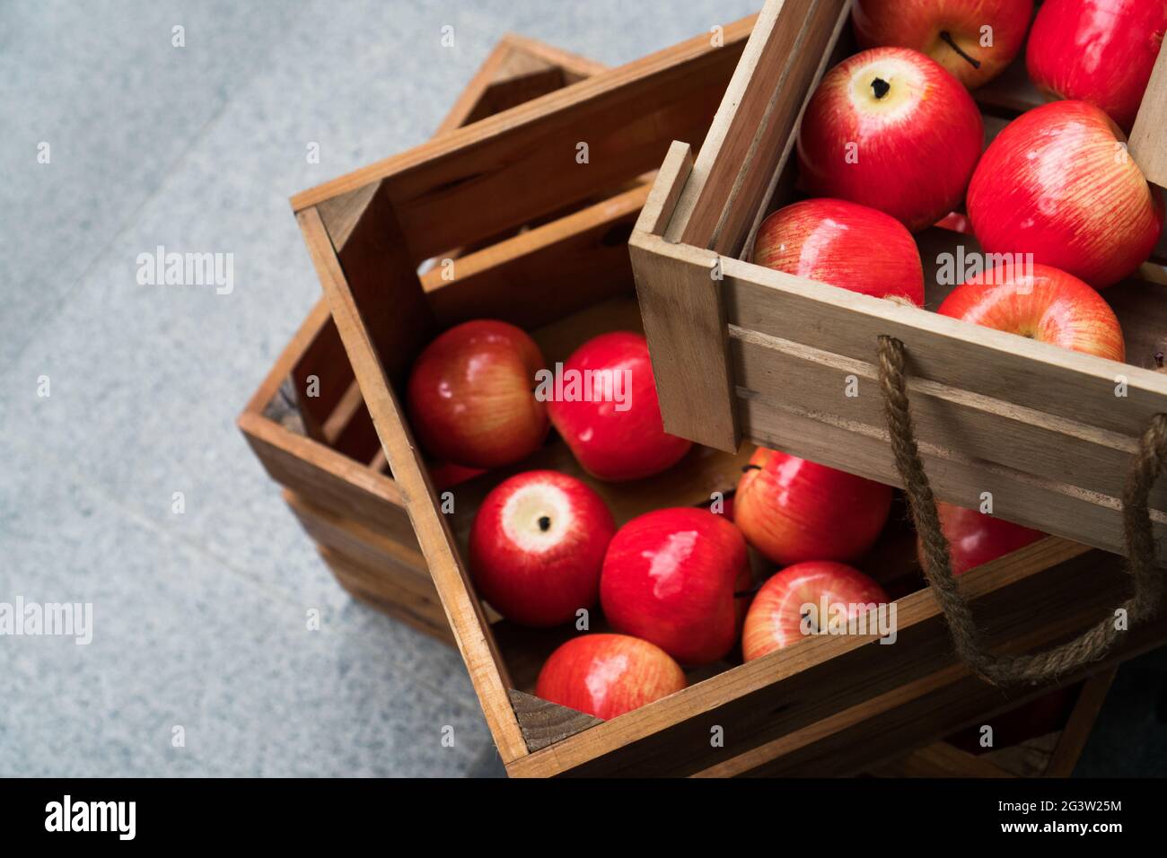 Wooden crate box full of fresh red apples Stock Photo - Alamy