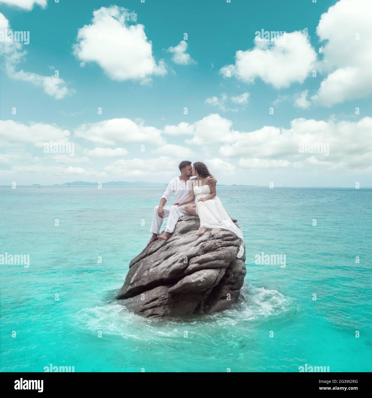 Attractive young couple on the tropical island Stock Photo - Alamy