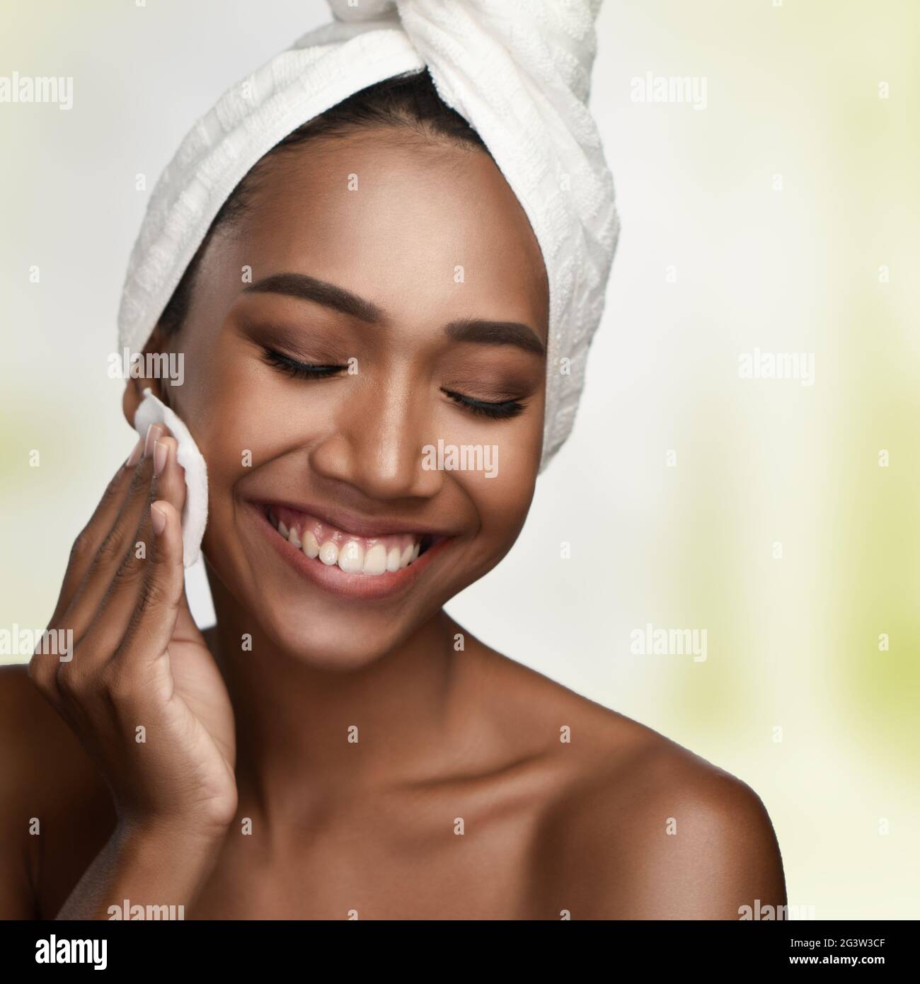 Smiling skin hi-res stock photography and images - Alamy