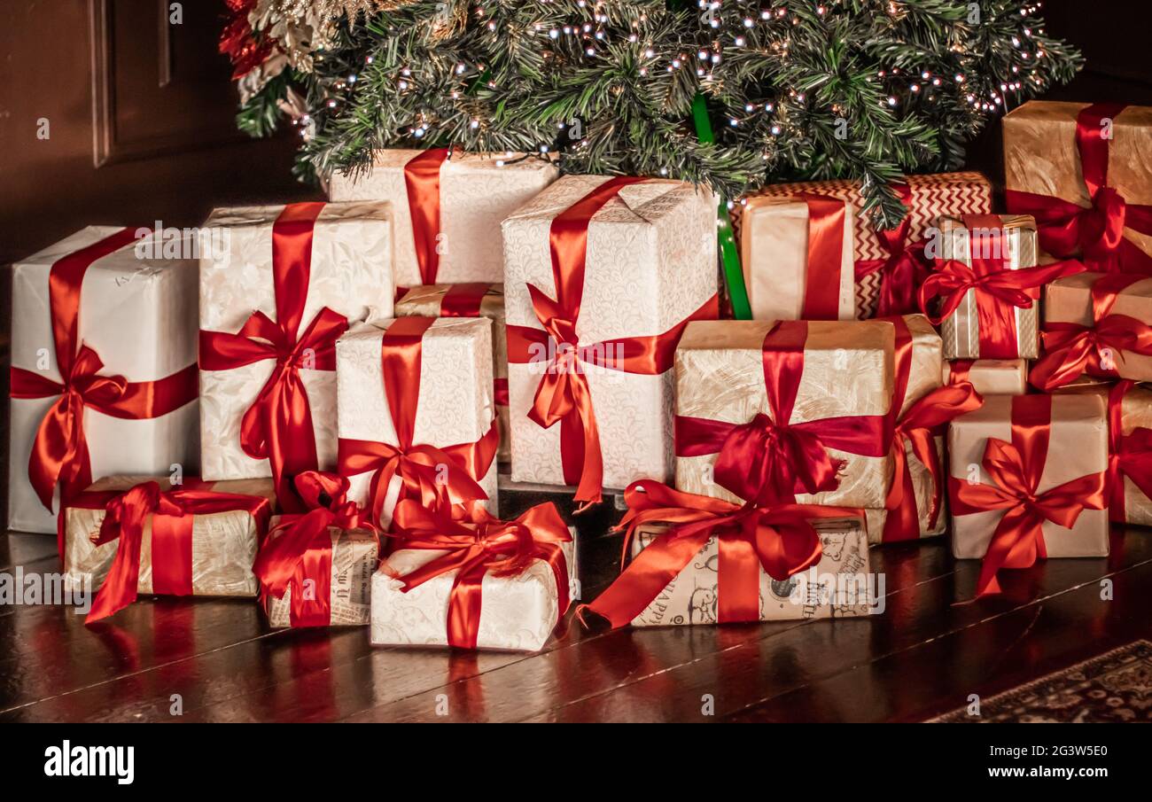 Gift boxes and traditional Christmas tree, wrapped presents and decor ...