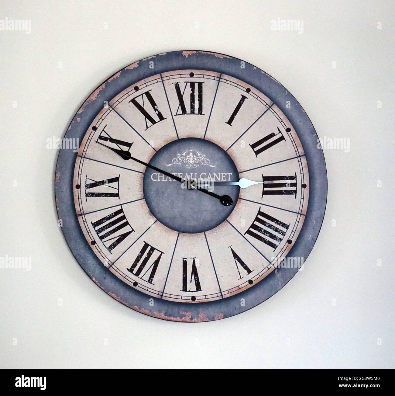 Old wall clock hi-res stock photography and images - Alamy