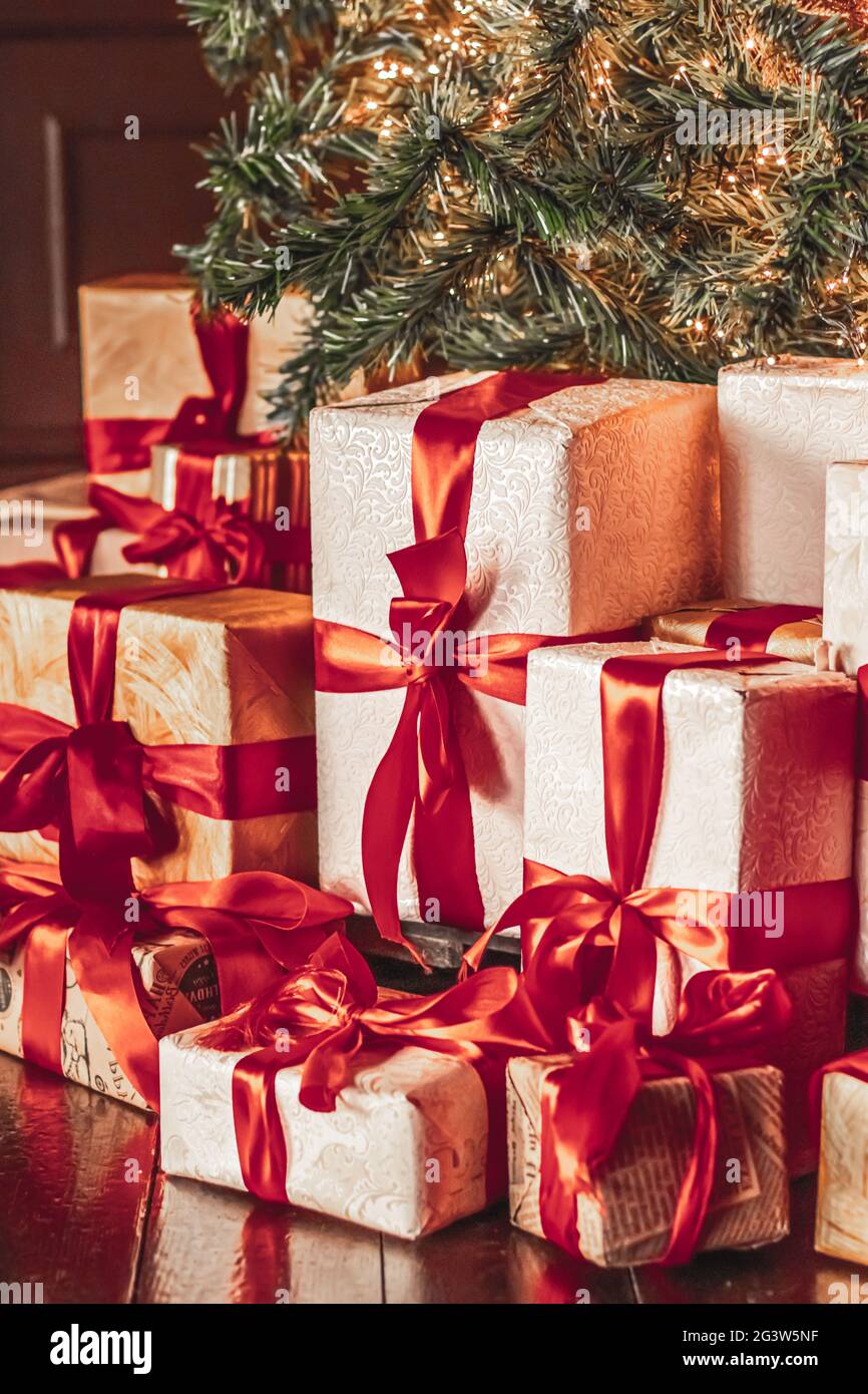 Gift boxes and traditional Christmas tree, wrapped presents and decor ...