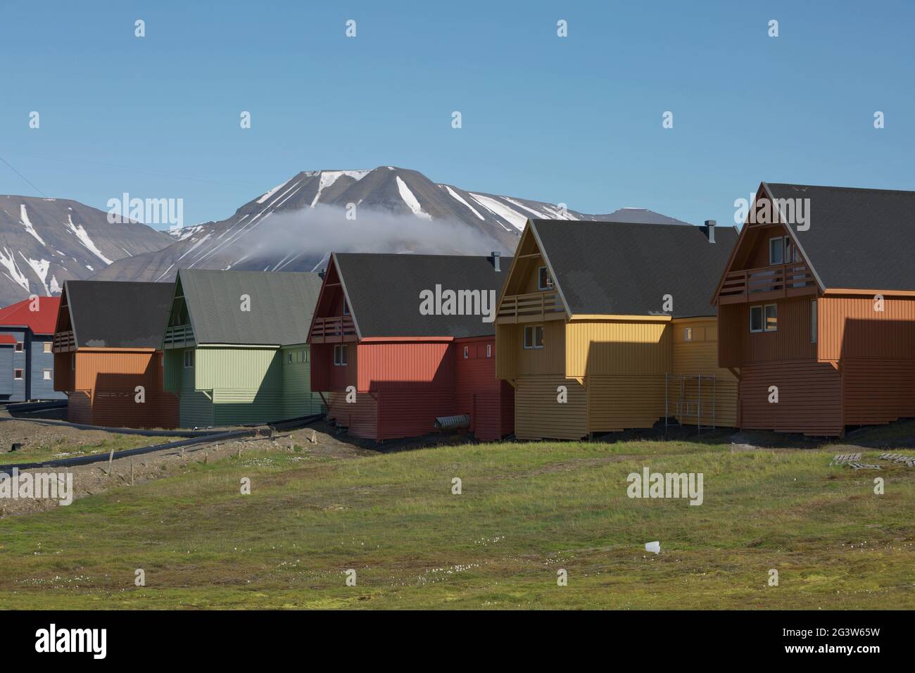 Traditional colorful wooden houses on a sunny day in Longyearbyen ...