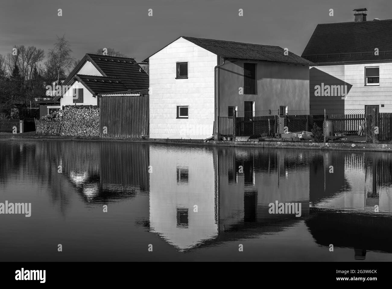 House reflection in a pond hi-res stock photography and images - Alamy