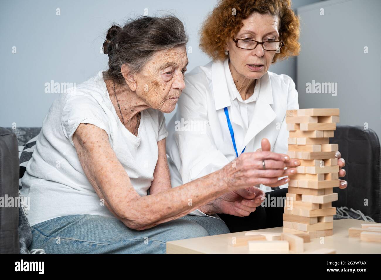 Nurse old people hi-res stock photography and images - Alamy