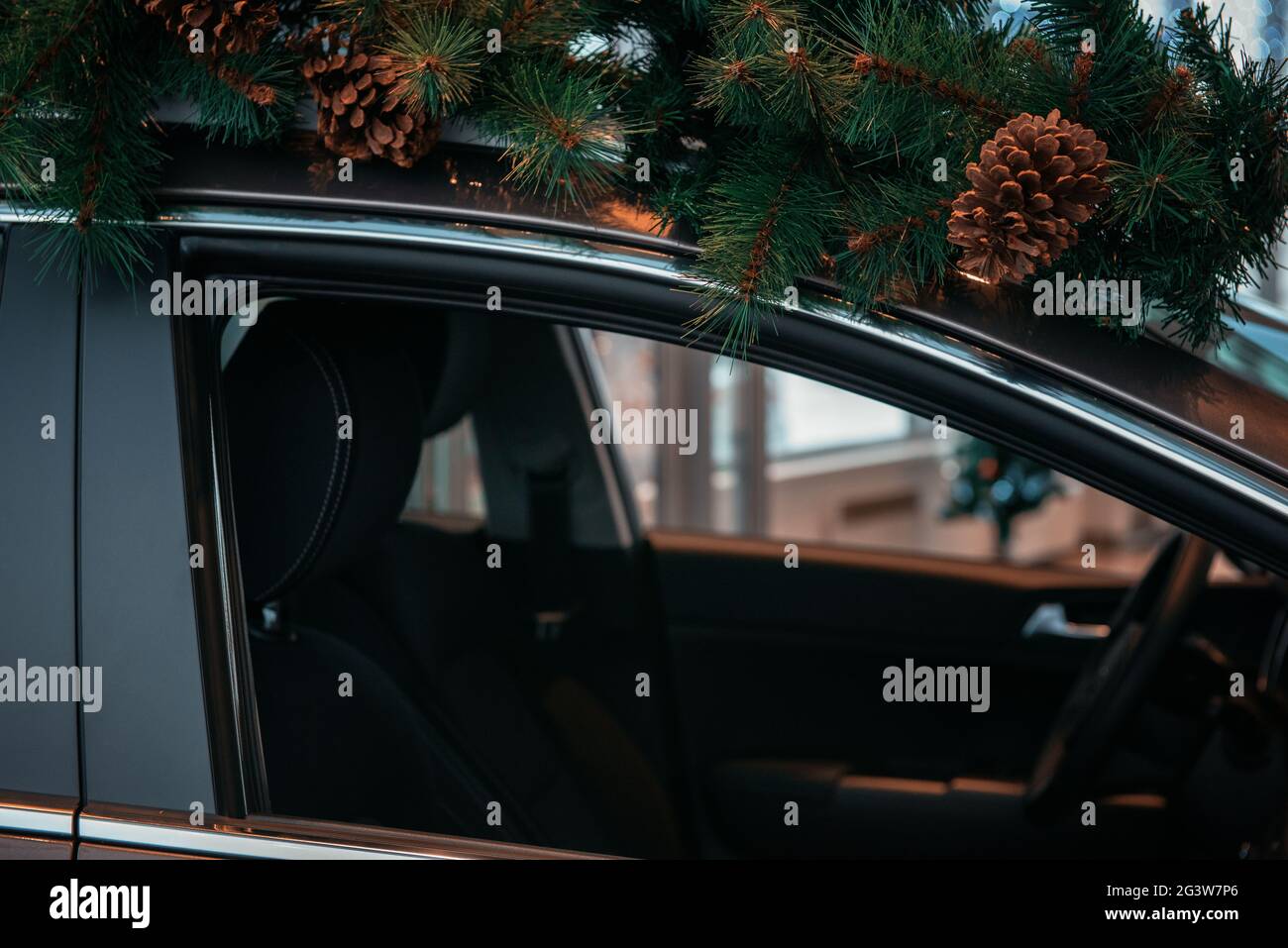 Car with christmas tree on roof Stock Photo - Alamy