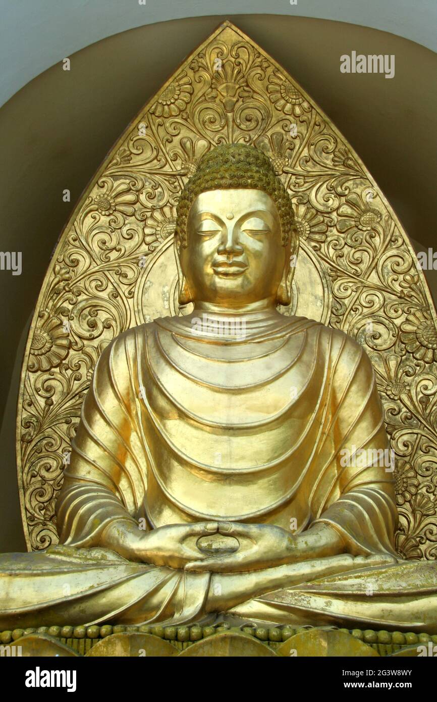 Buddha meditating hi-res stock photography and images - Alamy