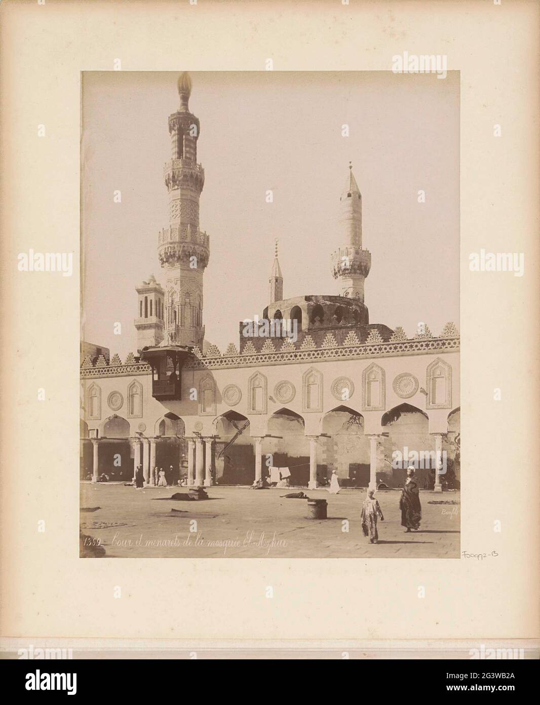 Courtyard and minarets of the Al-Azhar Mosque in Cairo; Cour et ...