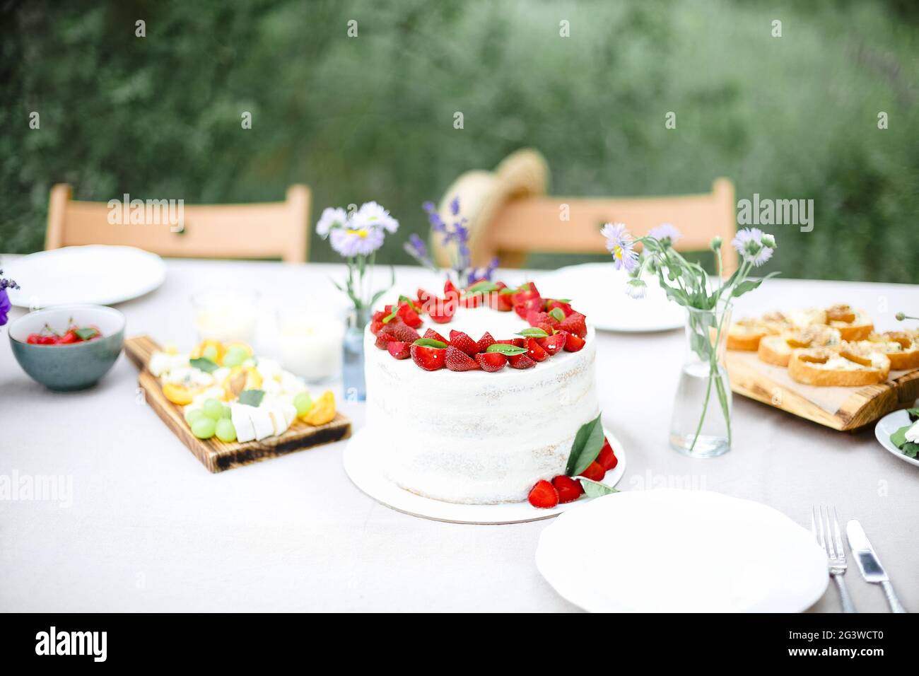 Cake on banquet table in garden Stock Photo - Alamy