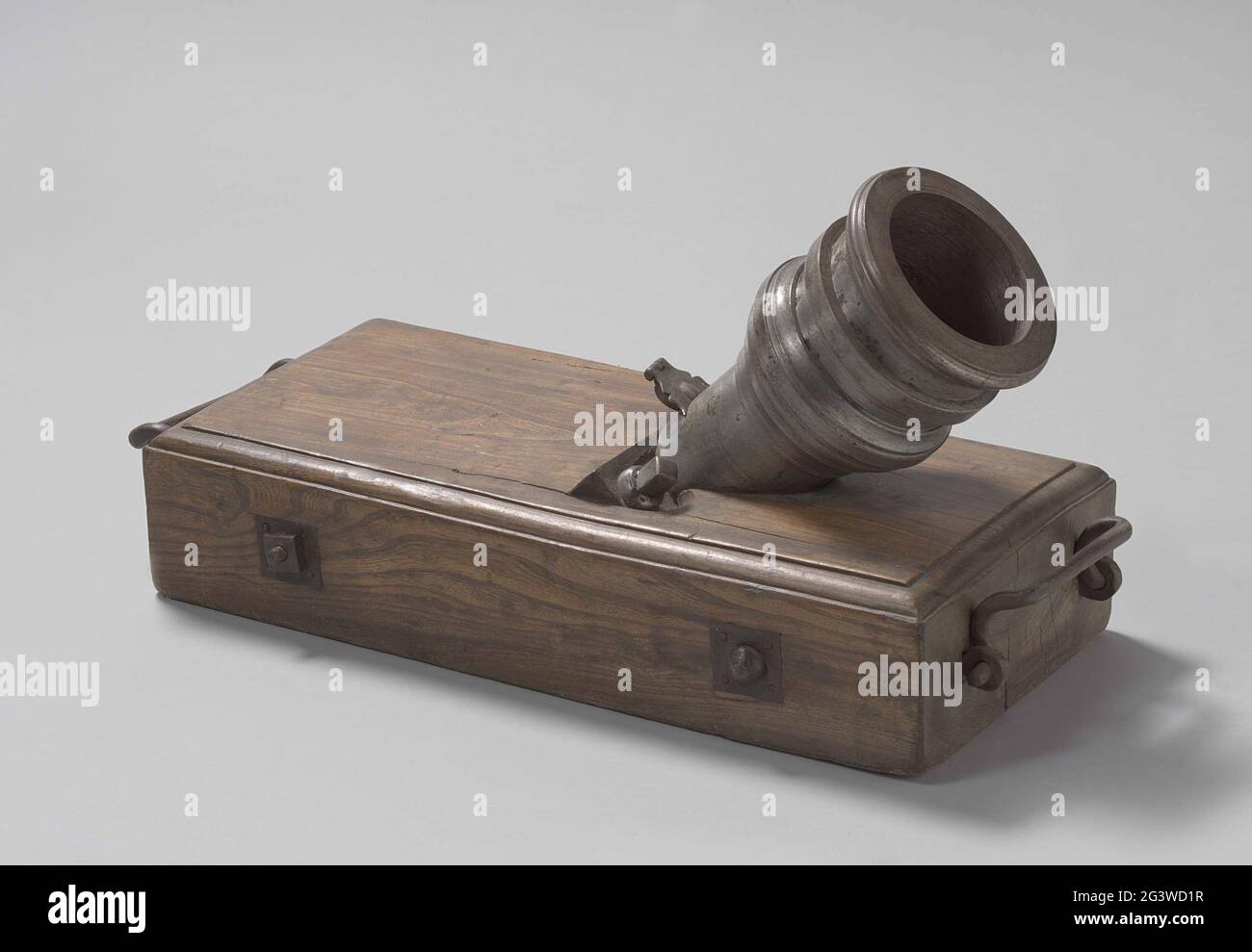 Iron mortar on wooden base. Iron mortar on elm wood base. Mount renewed ...