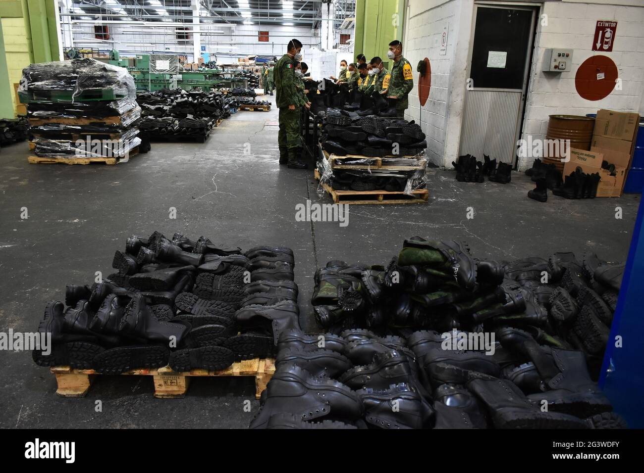 Military manufacturing process hi-res stock photography and images - Alamy