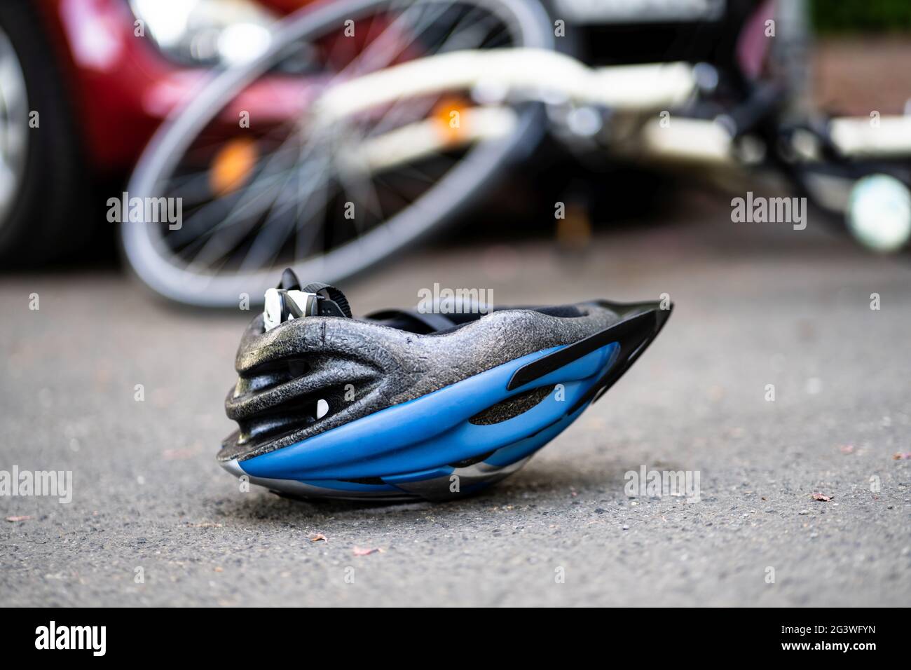 Car cyclist danger hi-res stock photography and images - Alamy