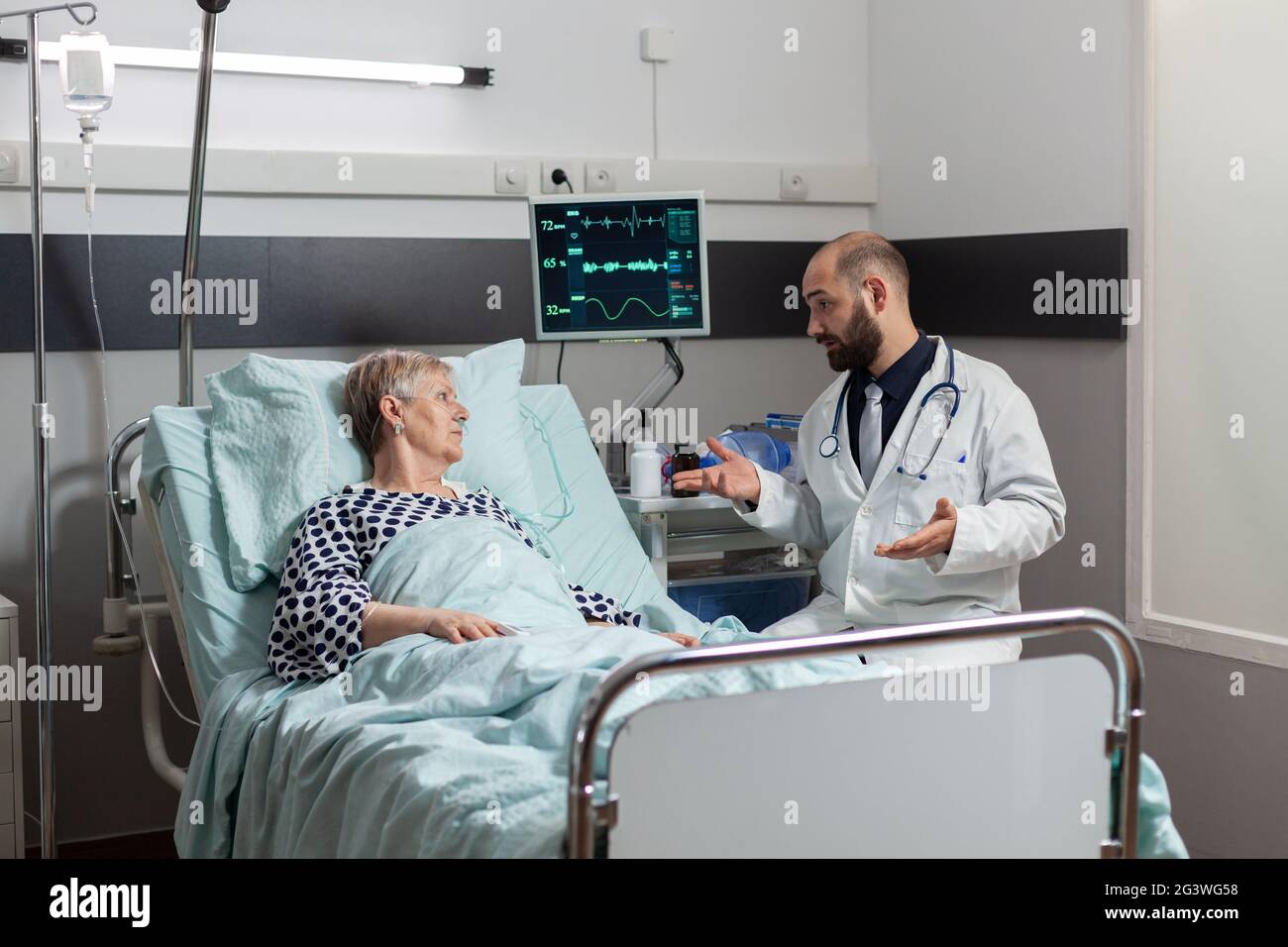 Man hospital bed drip hi-res stock photography and images - Alamy