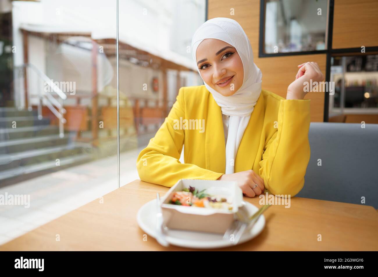 Woman eating table head scarf hi-res stock photography and images - Alamy
