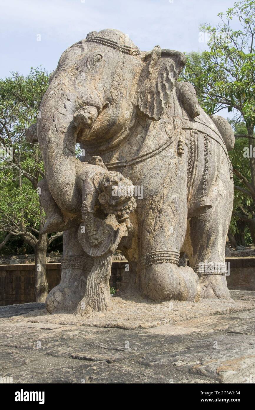 Lifting statue hi-res stock photography and images - Alamy