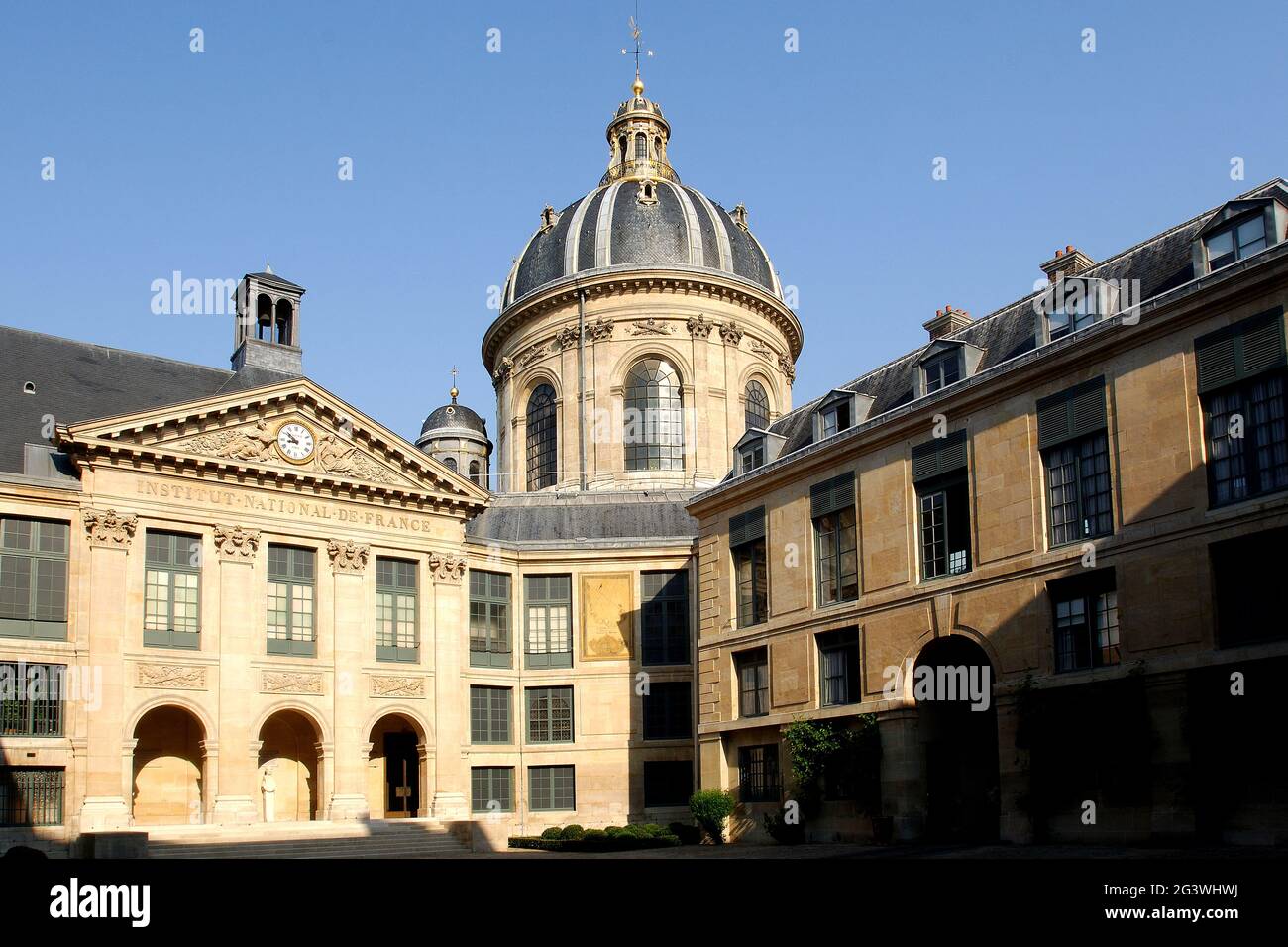 Headquarters of the academy of france hi-res stock photography and ...