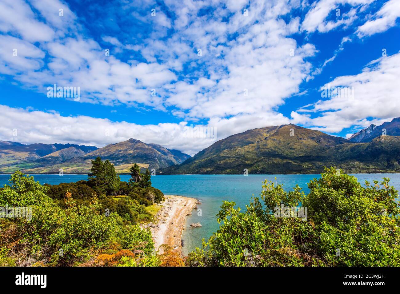 The picturesque shore of Lake Wanaka Stock Photo - Alamy