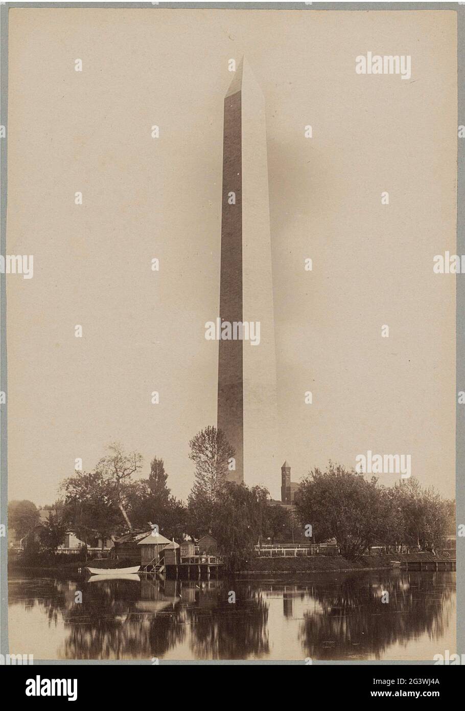 Washington monument in Washington D.C. with a pond at the foot Stock ...