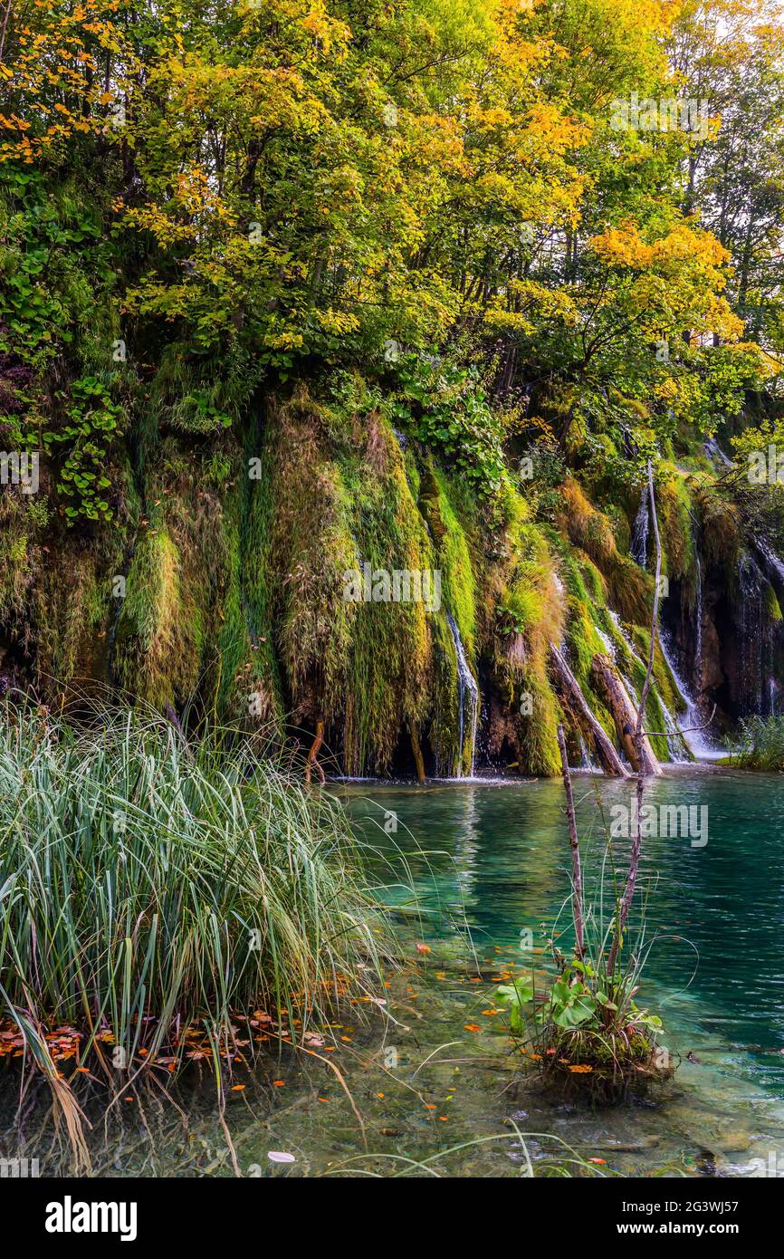 Water lakes waterfalls hi-res stock photography and images - Alamy