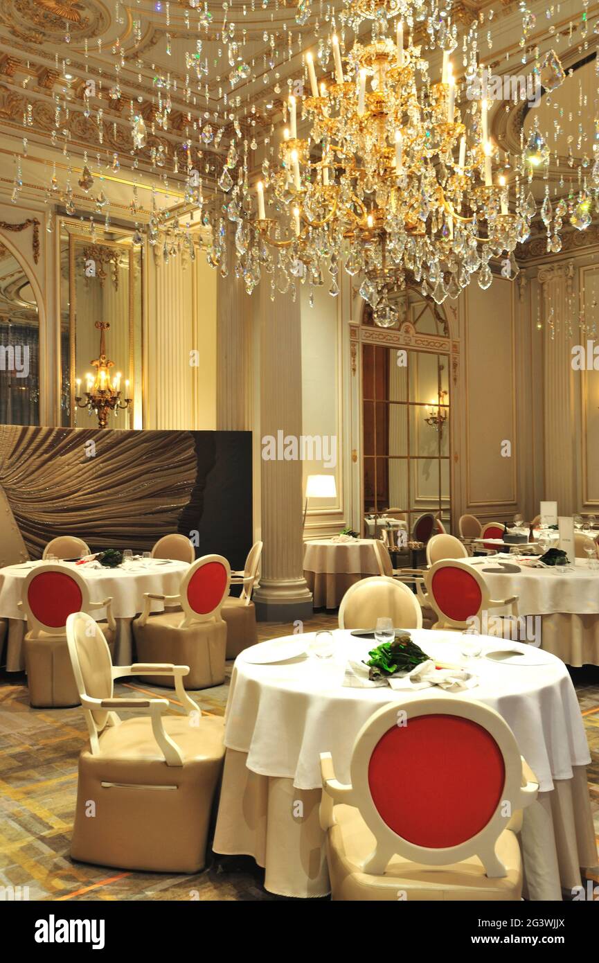 FRANCE. PARIS (8E DISTRICT). AVENUE MONTAIGNE. FOR HIS 10 YEARS AT THE ...