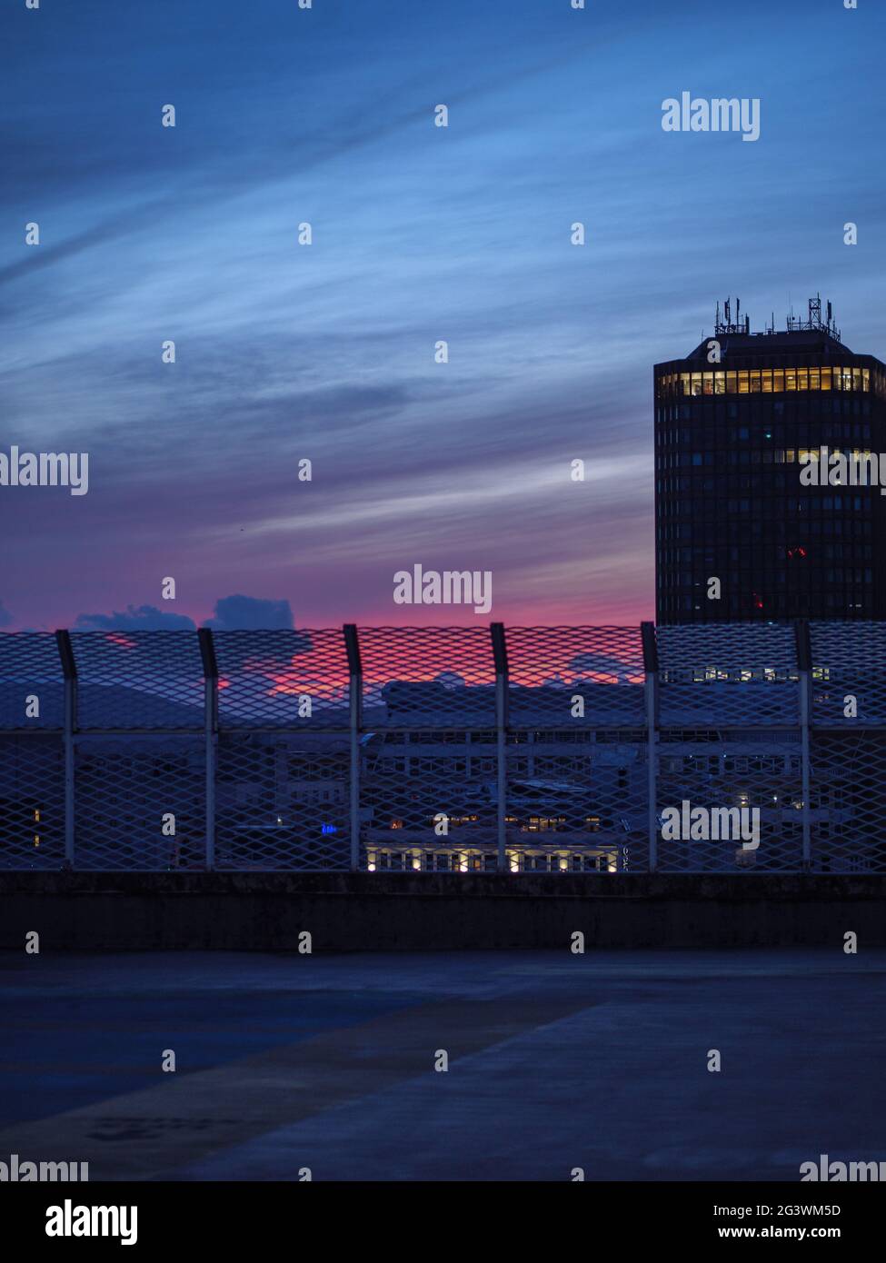 Rooftop parking hi-res stock photography and images - Alamy