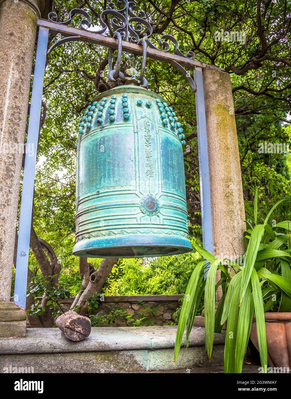 Old Japanese bell finely crafted in bronze Stock Photo - Alamy
