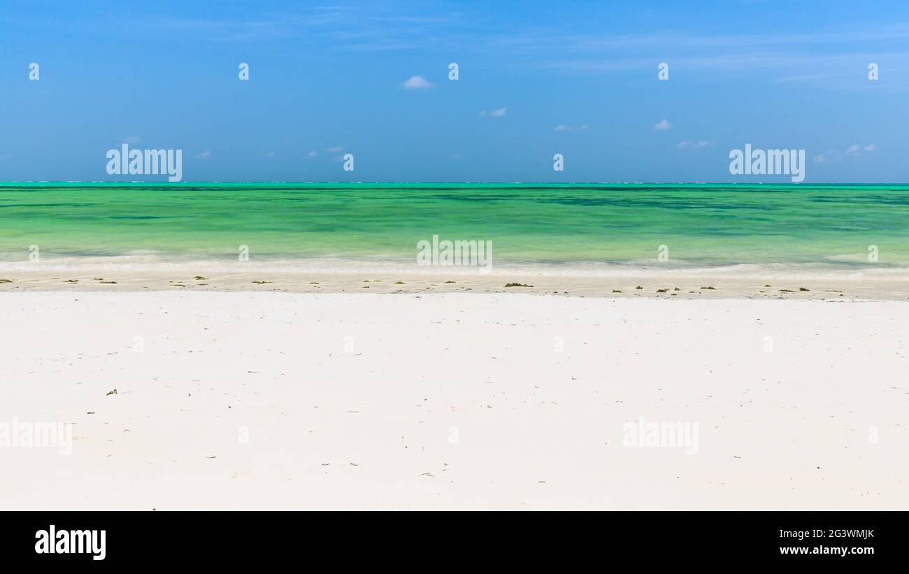 Beautiful white sand beach and clear turquoise waters on Zanzibar ...