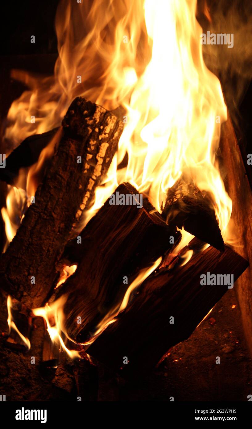 Flaming logs hi-res stock photography and images - Alamy