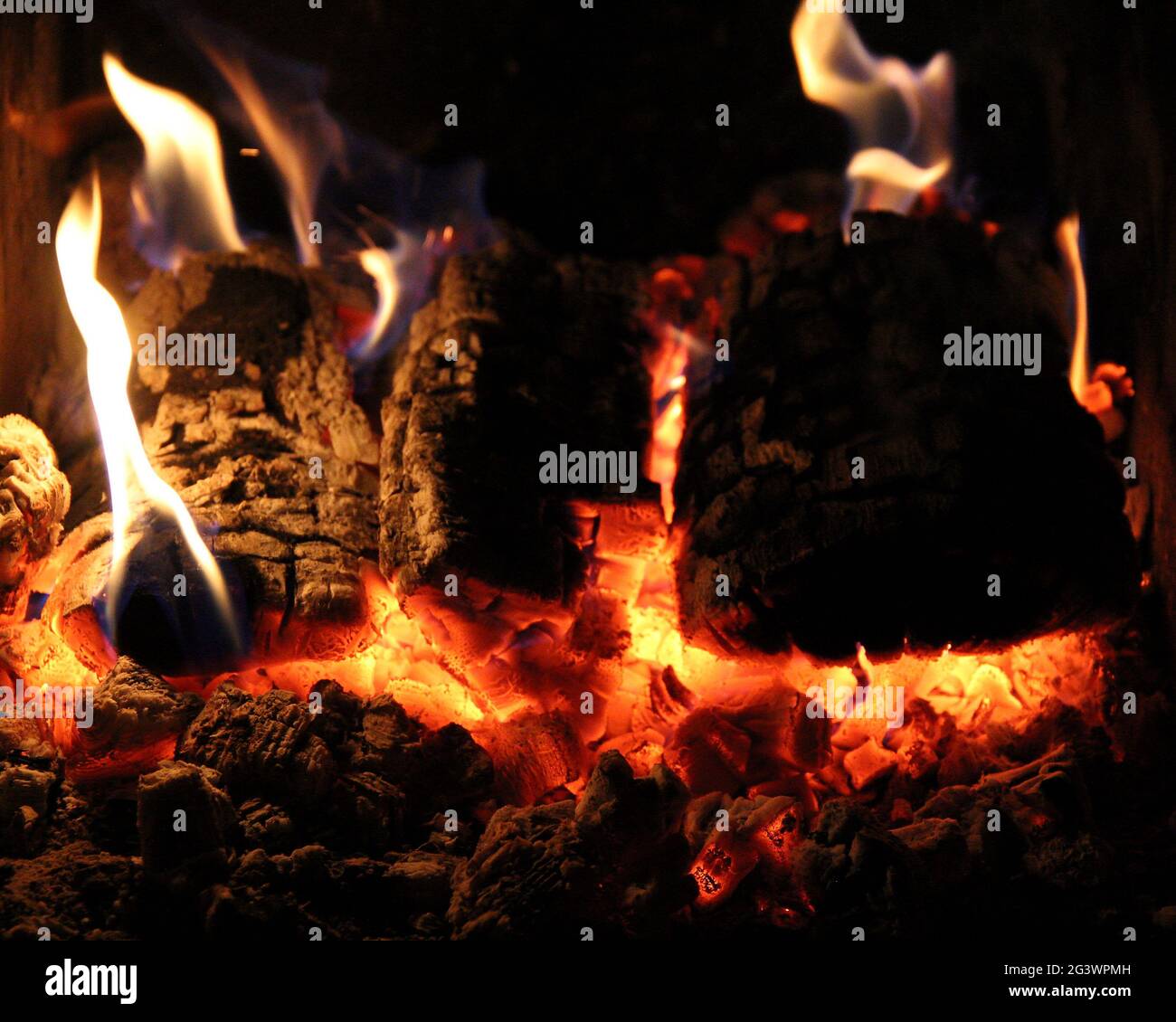 Fire woods logs hi-res stock photography and images - Alamy