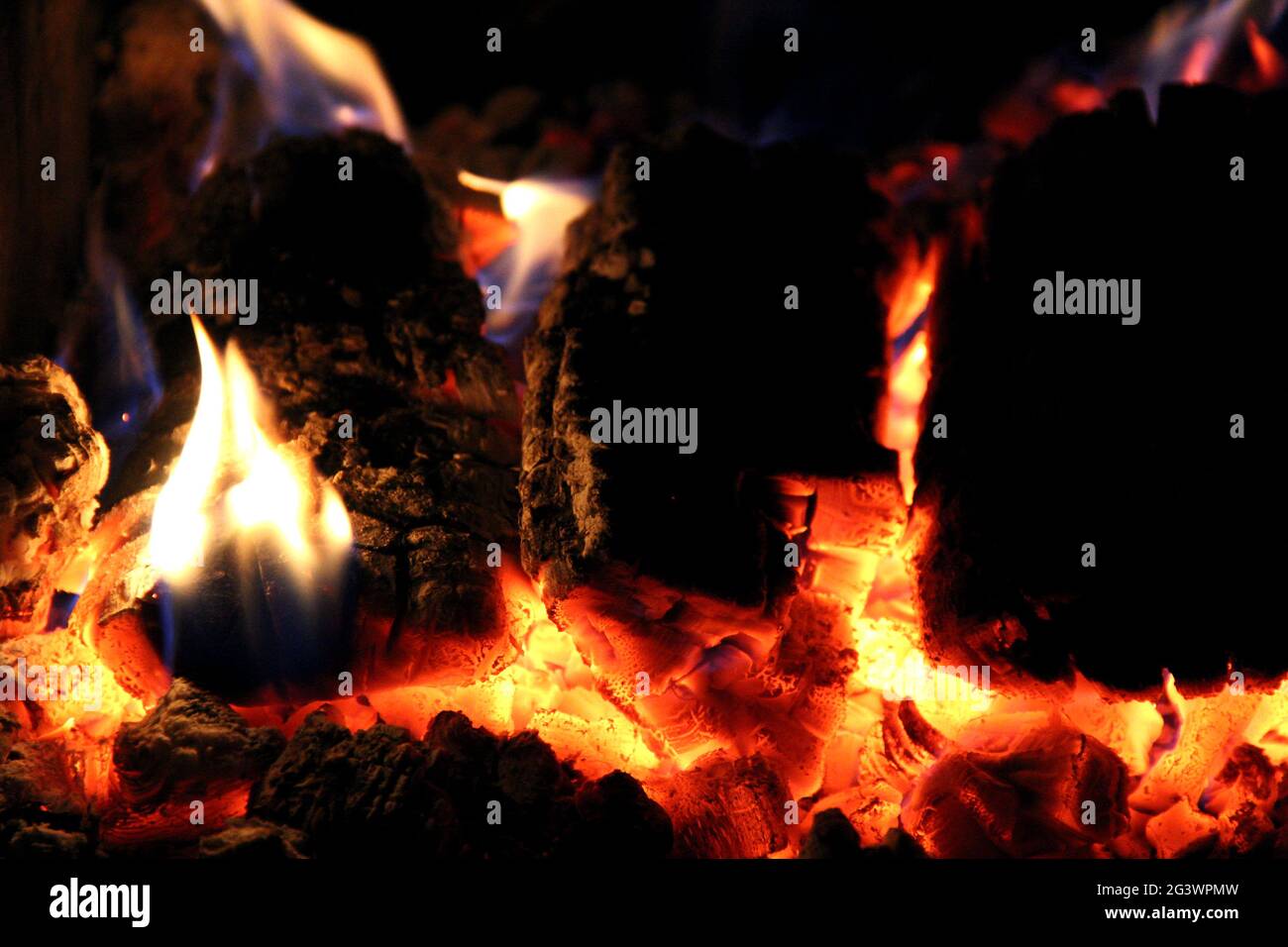Burning firewood in fire bonfire hi-res stock photography and images ...