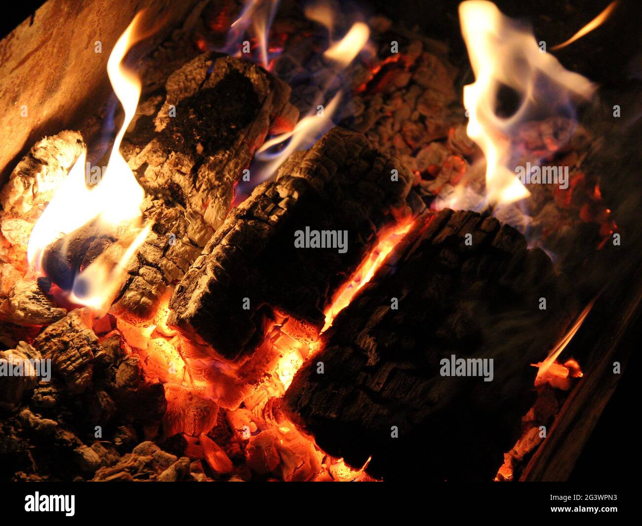 Night bonfire hot coals hi-res stock photography and images - Alamy