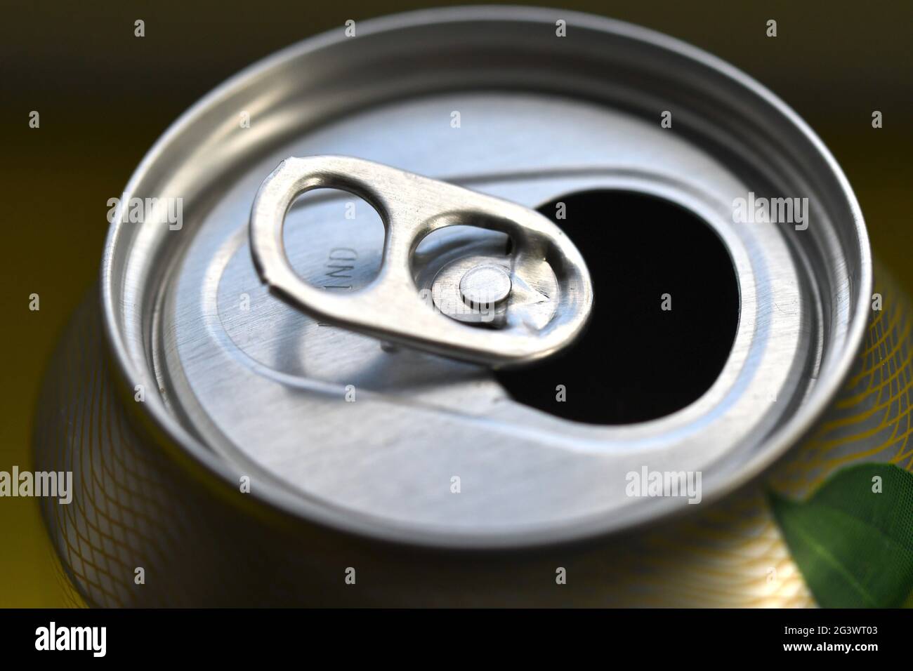 Open metal round tin hi-res stock photography and images - Alamy