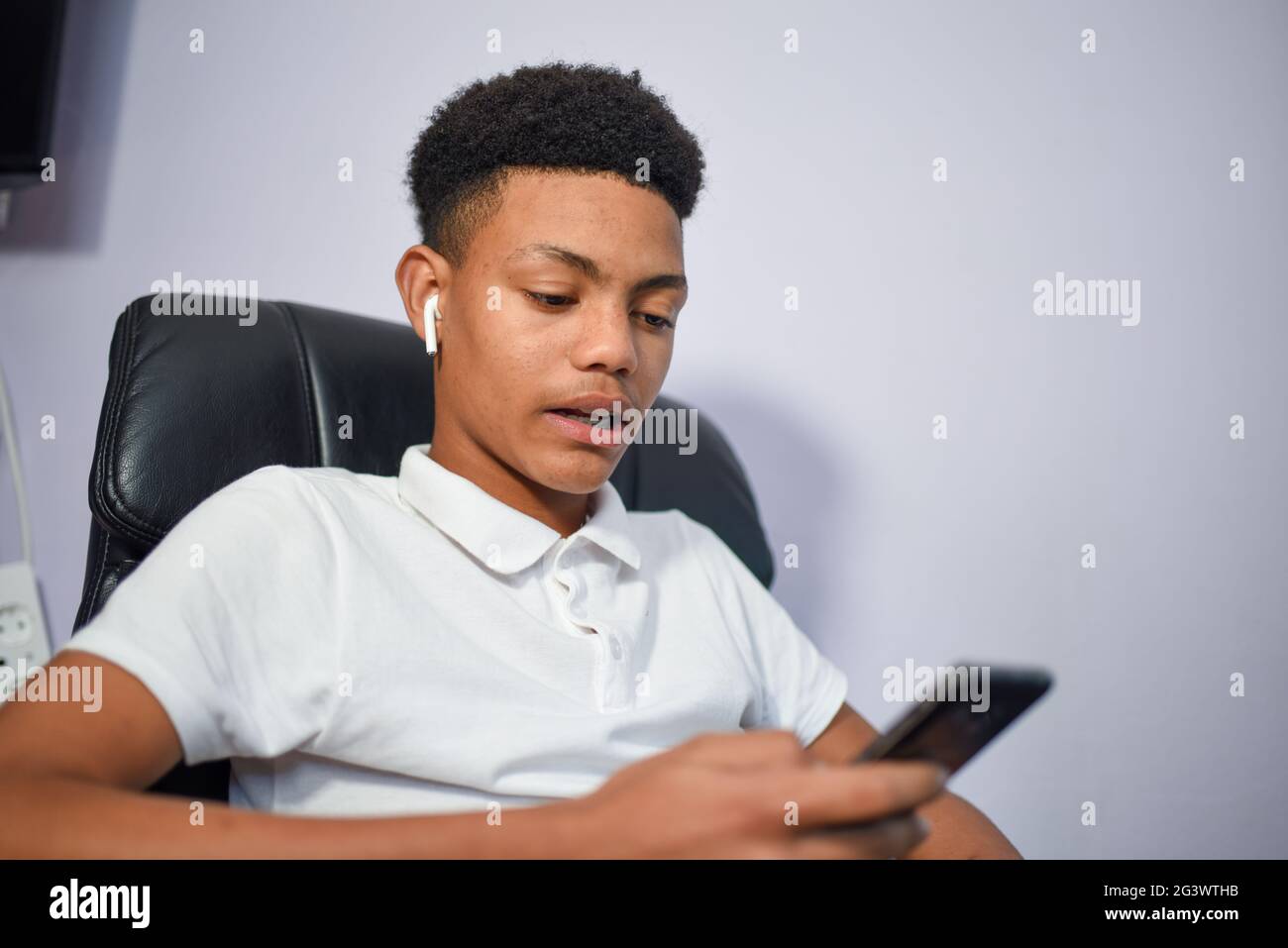 Using Ear Buds High Resolution Stock Photography and Images - Alamy