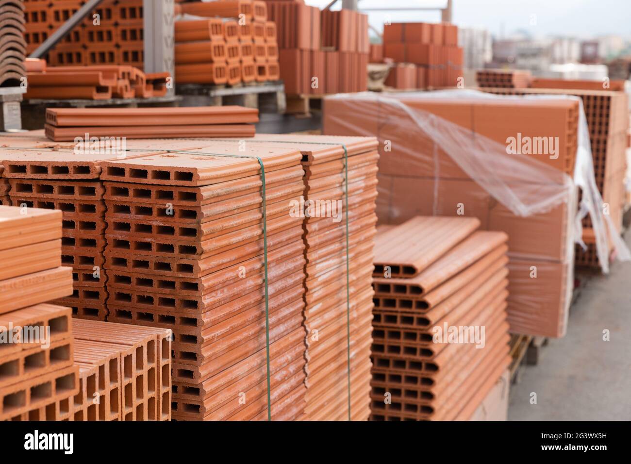 Pallets with stack of redbricks lying at warehouse Stock Photo - Alamy